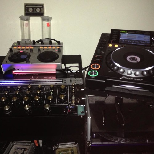 dj carlos groovin' g house and trax mix~ wkcn studios!!!!! - Listen to ...