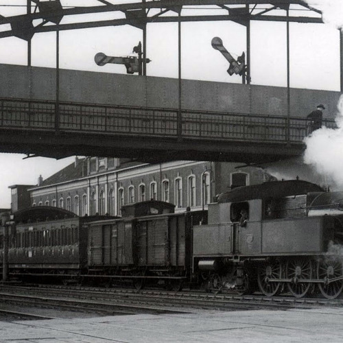 Stream Geluid vertrekkende stoomloc NS 6100 met een forensentrein uit ...