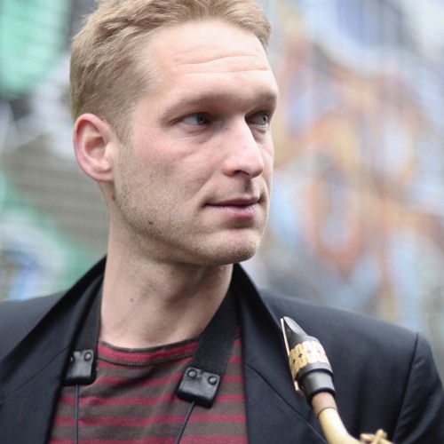 Stream DLF JazzFacts: Ein Porträt des Saxofonisten Philipp Gropper von ...
