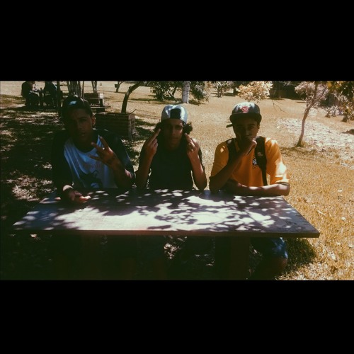 Listen to music albums featuring La Familia Rappers - Reclamações Em ...