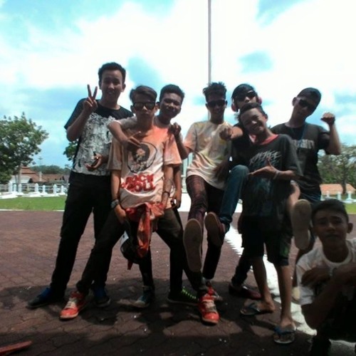 Stream Edo Sincan Slenge'an Arf | Listen to MOMONON - SEMANGAT OKE ...