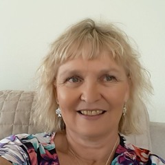 Deb Davie's Instagram, Twitter & Facebook on IDCrawl