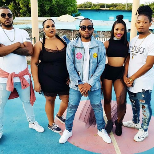 Stream Squad - Un Momento MV by S.R.T. Music... | Listen online for ...
