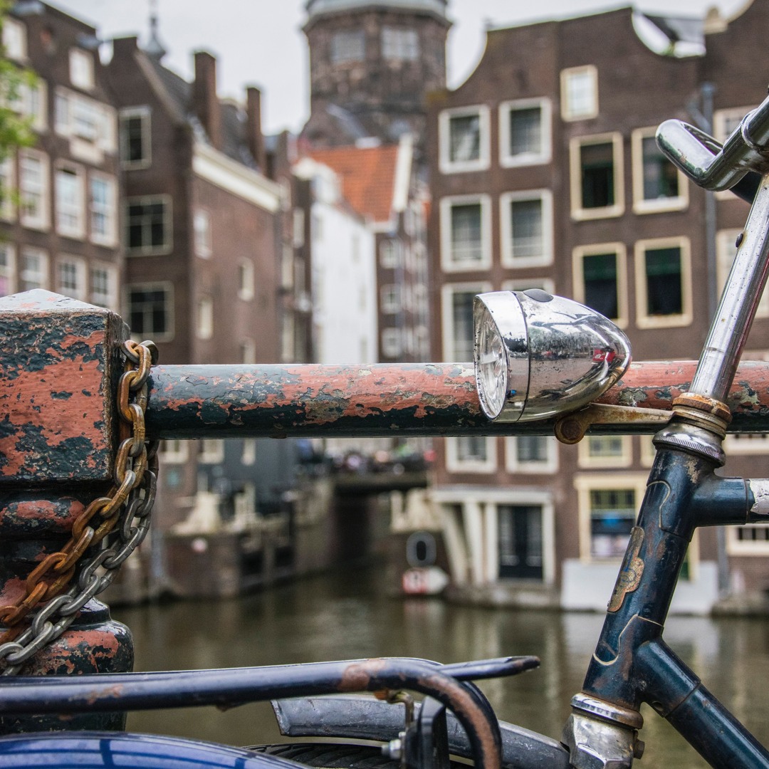 Stream Waarom Belgen gelijk hebben en Nederlanders gelijk krijgen by deBuren | Listen online for ...