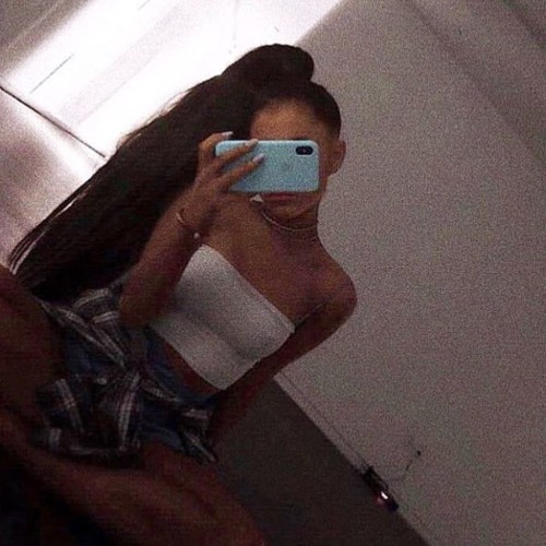 Ariana Grande Mirror Selfie