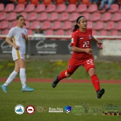 Stream (In)equality in sports: National football player Amy Thompson in ...