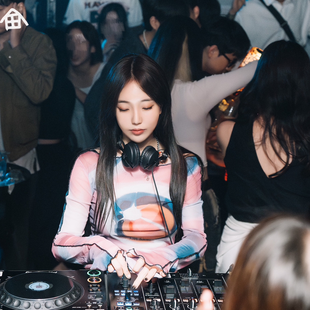 Stream LiLY's Feel the Vibe_🌈 by DJ LILY | Listen online for free on ...