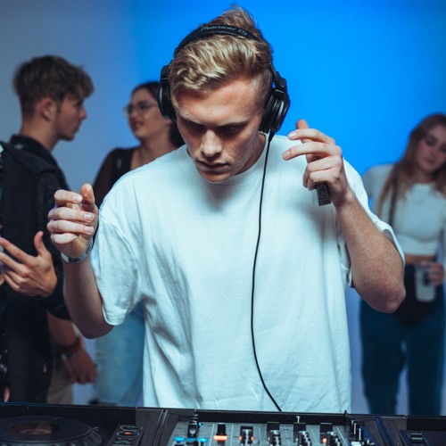 Stream Distorted Reality Mix by DELAVANTÉ | Listen online for free on ...