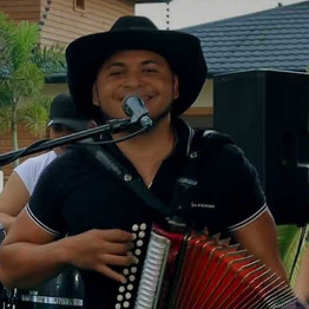 Stream amado la r1 | Listen to ay que palomo por eso le sale chiflera ...