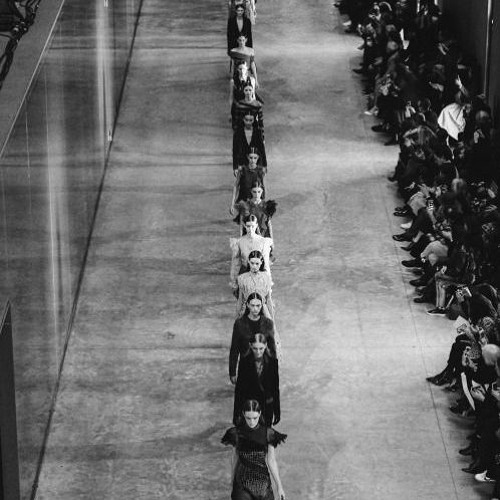 Stream episode Como funciona la moda by Samantha Peña podcast | Listen ...