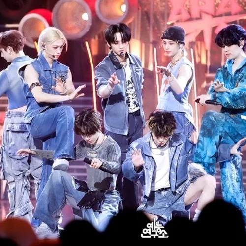 Stream ⋆˖⁺‧₊☽ ɢʜᴏꜱᴛꜰᴀᴄᴇ ☾₊‧⁺˖⋆ | Listen to ━━༺ WHY? -stray kids ...