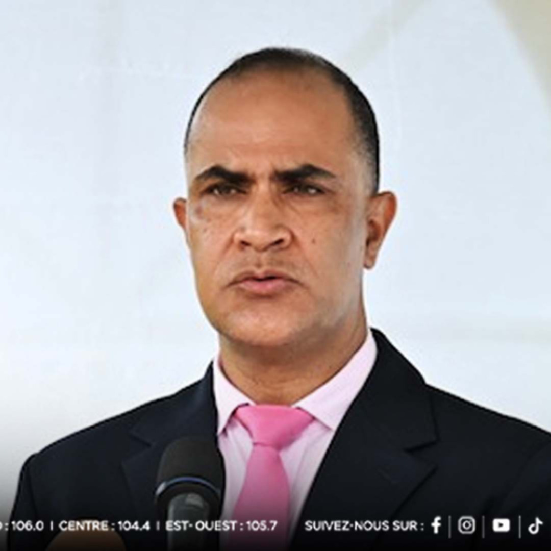 Listen to music albums featuring Rodrigues : « le commissaire Louis ...