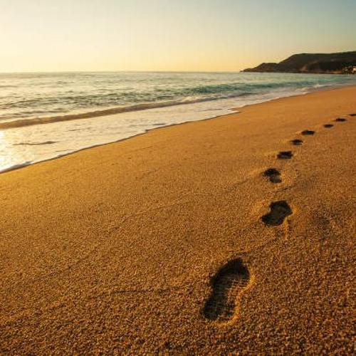 Stream Voetstappen in het zand [gedicht]podcast by Podcast music songs ...