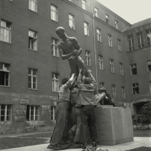 Stream episode Die Künstler der „Gottbegnadeten-Liste” nach 1945 ...