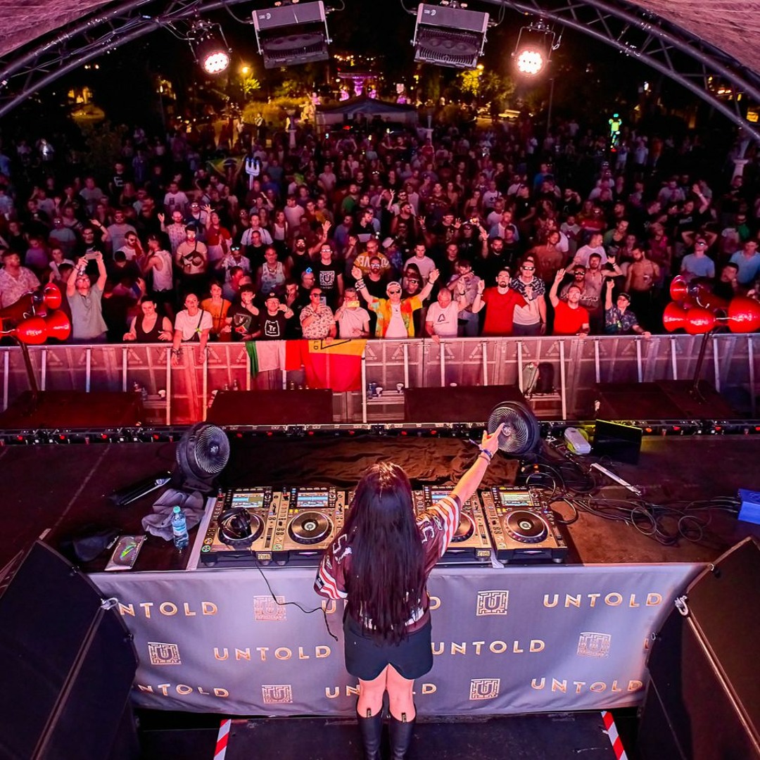 Stream Laura van Dam | Untold 2023 by Laura van Dam | Listen online for ...