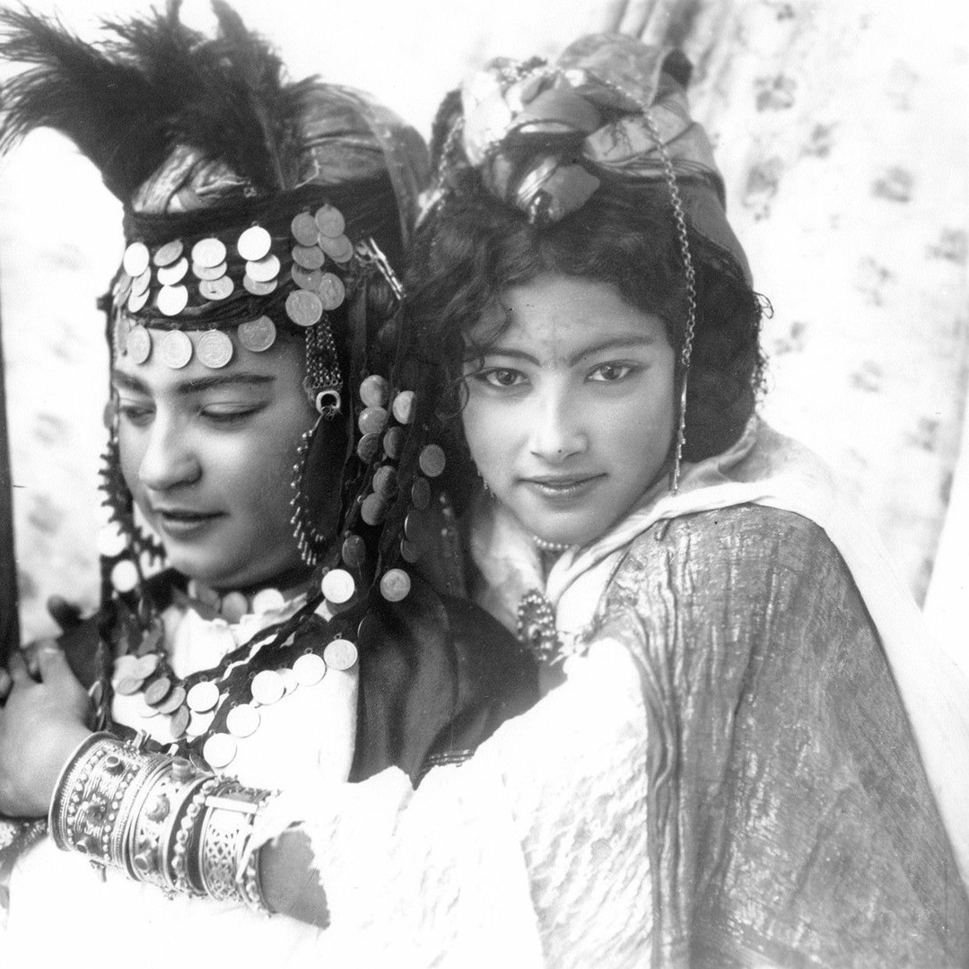 Stream Chaama x Eljoee - Bent Sultan by Ayat | Listen online for free ...