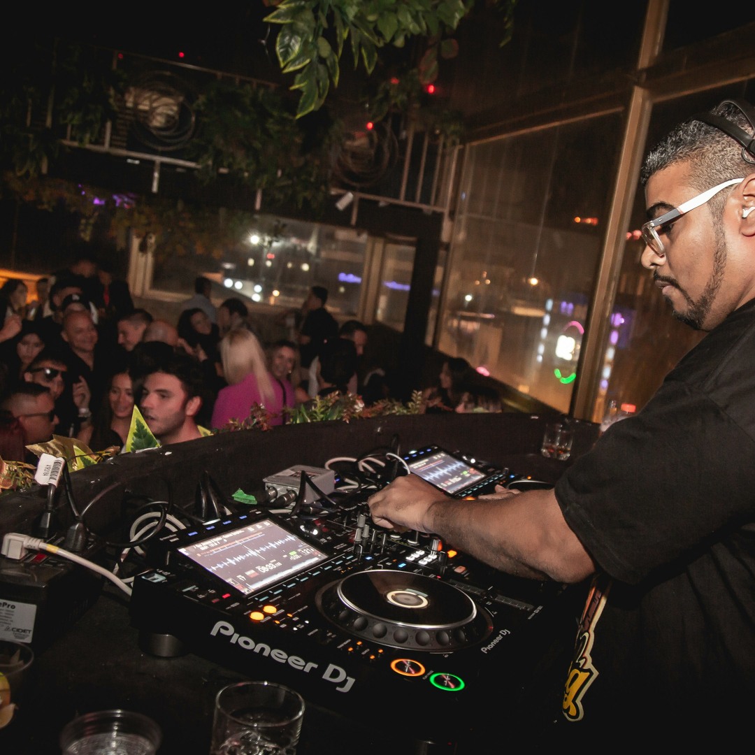 Listen to music albums featuring Gux Jimenez Live - @Excéntrica Rooftop ...