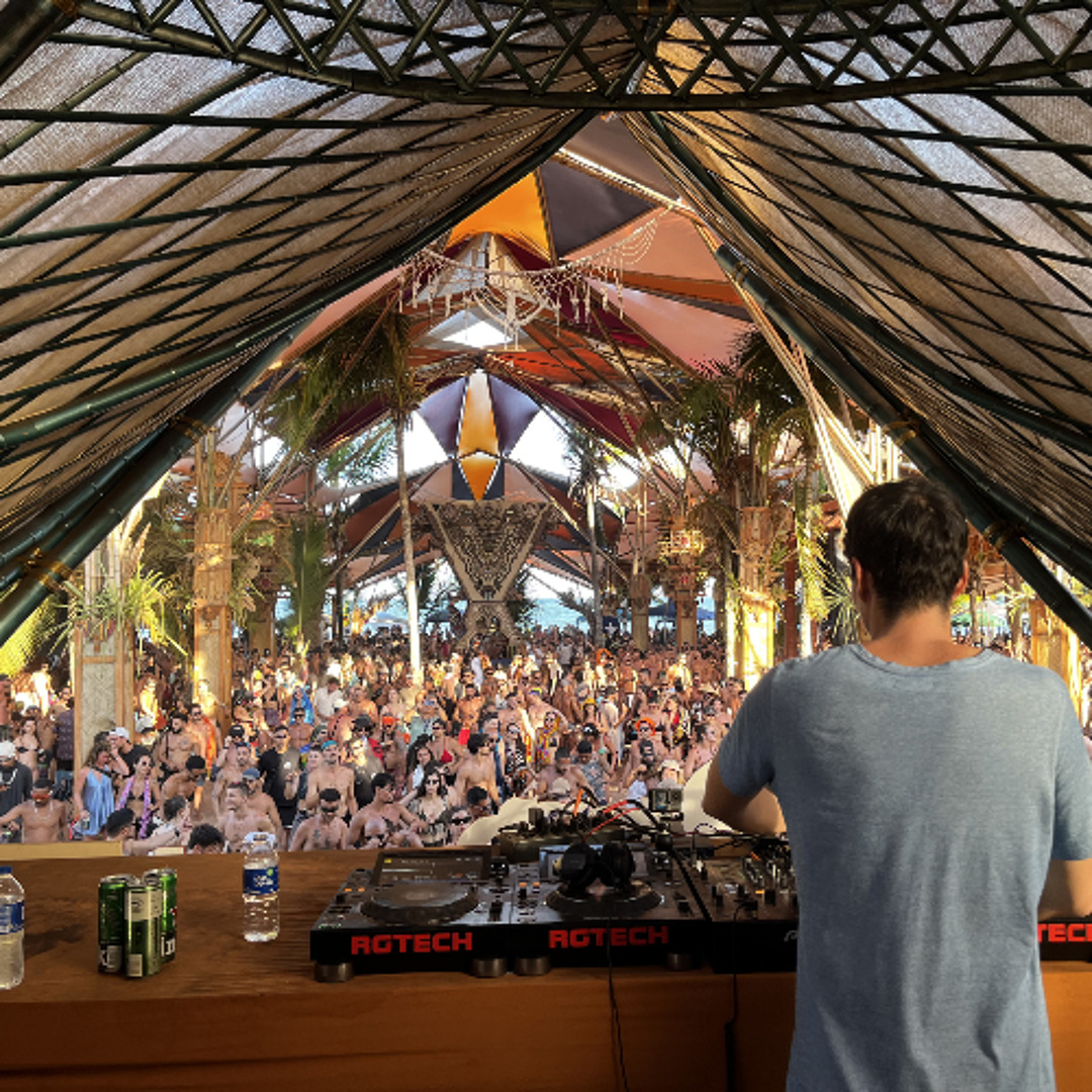 Stream Airi Live @ Main Stage - Universo Paralello - 2024/25 by Airi | Listen online for free on ...