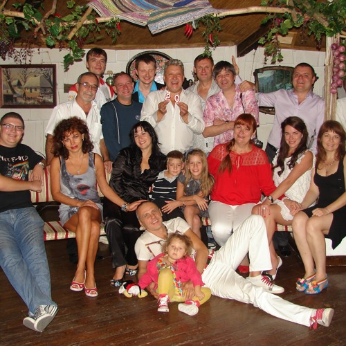 Familia Juanes One Love, One Mission: The Marley Family, JUANES, And