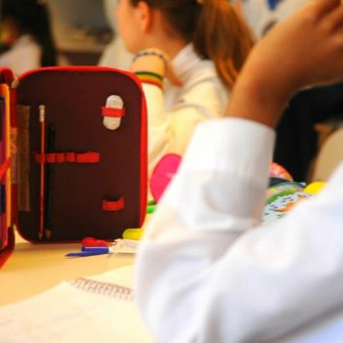 Stream Niños de la escuela pública asisten a clase 2 veces por semana ...