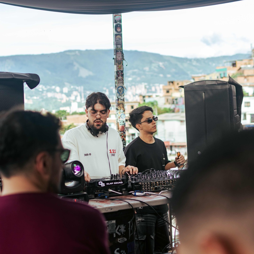 Stream Pavelz B2B Rizzo (Col) @ Comuna 13 Medellin, Colombia by Rizzo ...