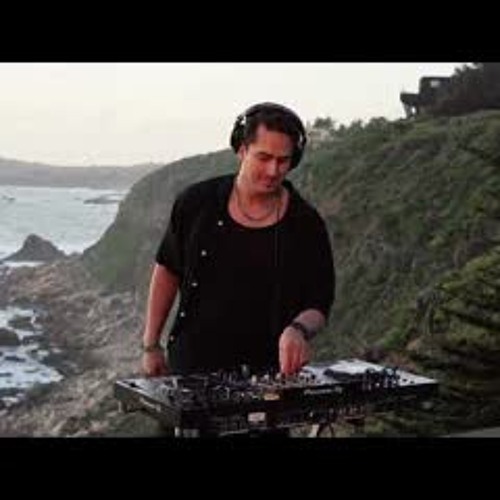 Listen to playlists featuring Sistek Sunset Sessions Vol 2. Chile ...