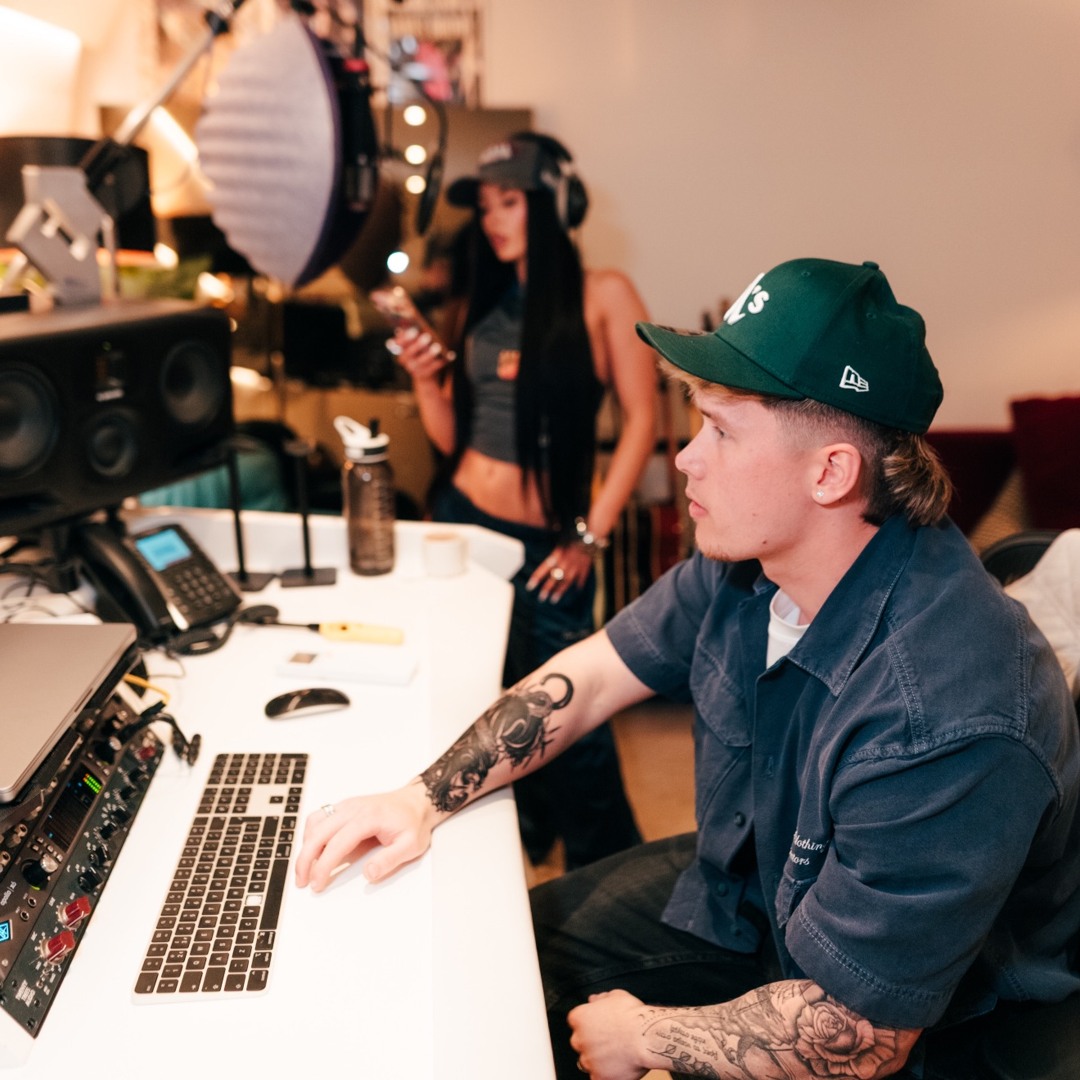 Stream KISS ME ft BBYx (demo version) by Harry T | Listen online for ...