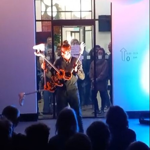 Stream 13 Maarten Met Daniel Simu Van De Acrobot Danst Met Een Robot by ...