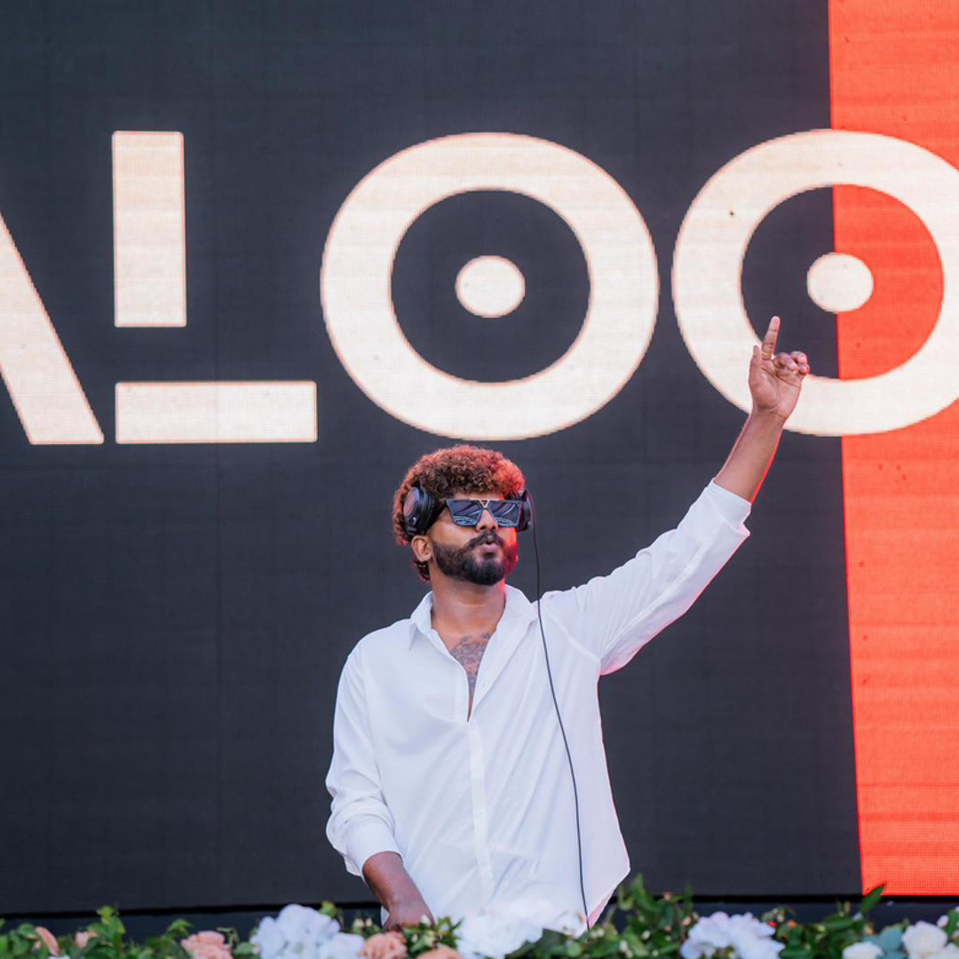 Stream I'm Right Behind You - ALOO MIX by ALOO | Listen online for free ...