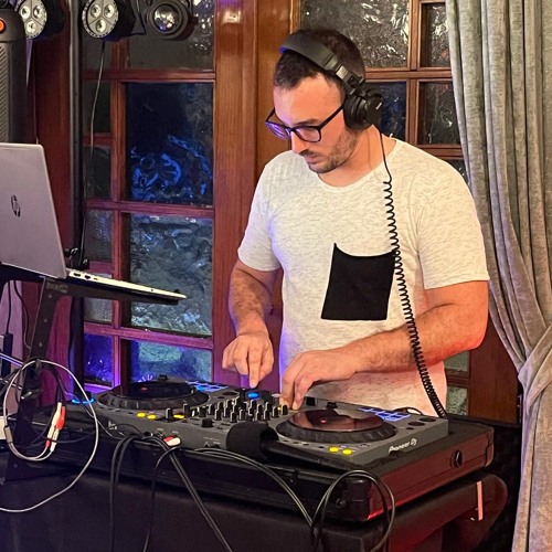 Stream mix in the studio : m2o iconic tracks