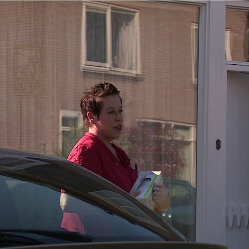 Stream Verslaggever Esther Hendriks praat met thuiszorgmedewerkers over ...