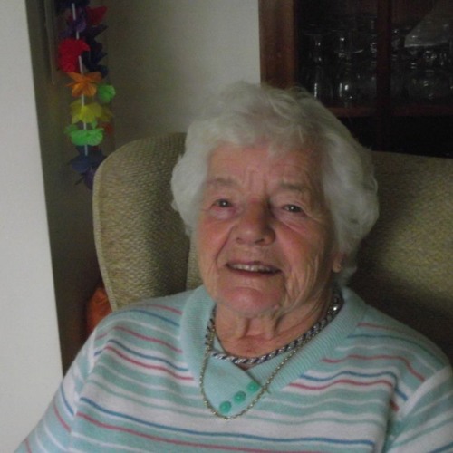 Stream Pam Goodchild - Harvesting sugar beet with the Women's Land Army ...