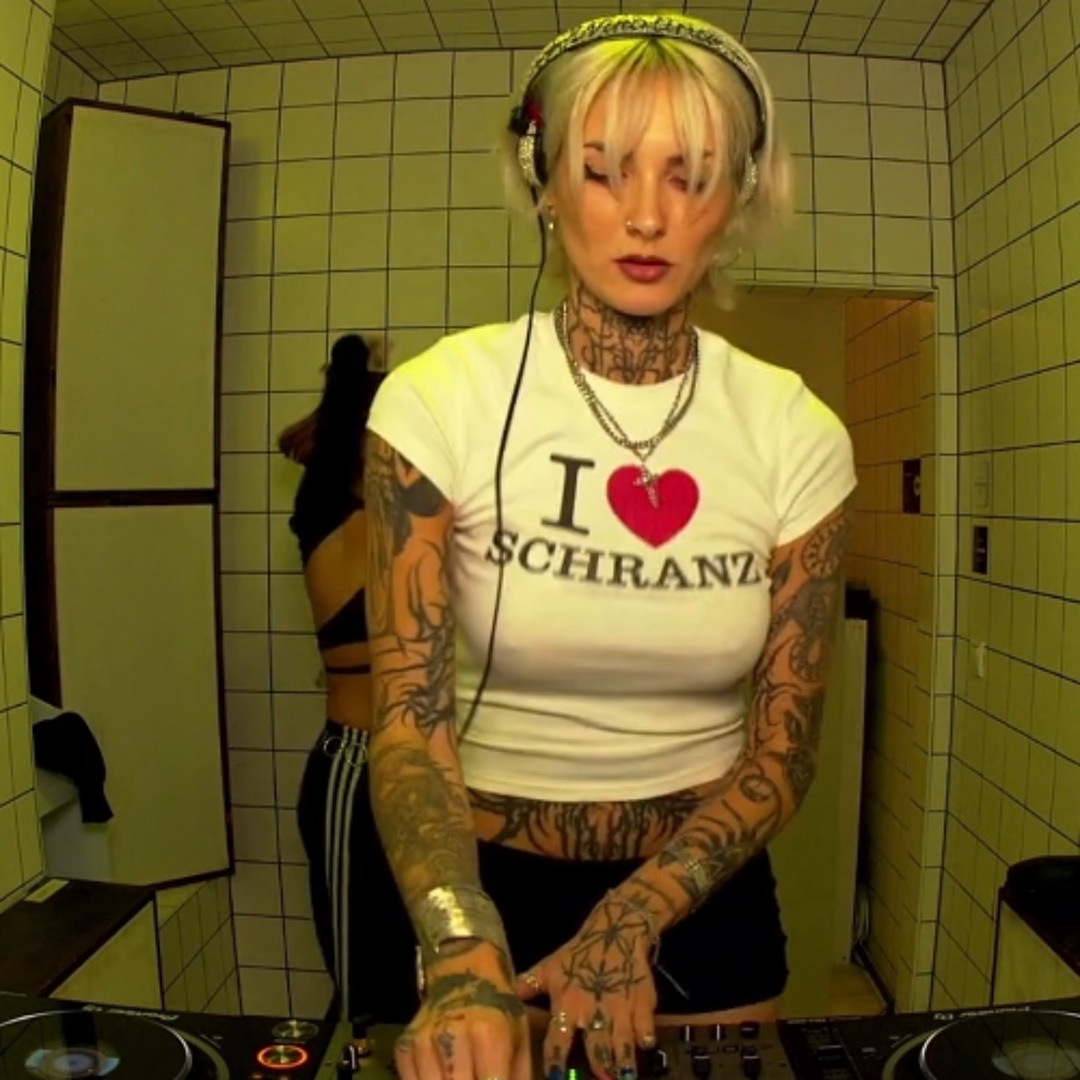 Stream NIKOLINA @HÖR 11/09/25 by NIKOLINA | Listen online for free on ...