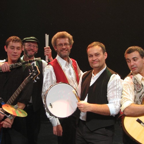 Listen to Yad anuga by Tapuach bedvash in MANO SUAVE playlist online ...