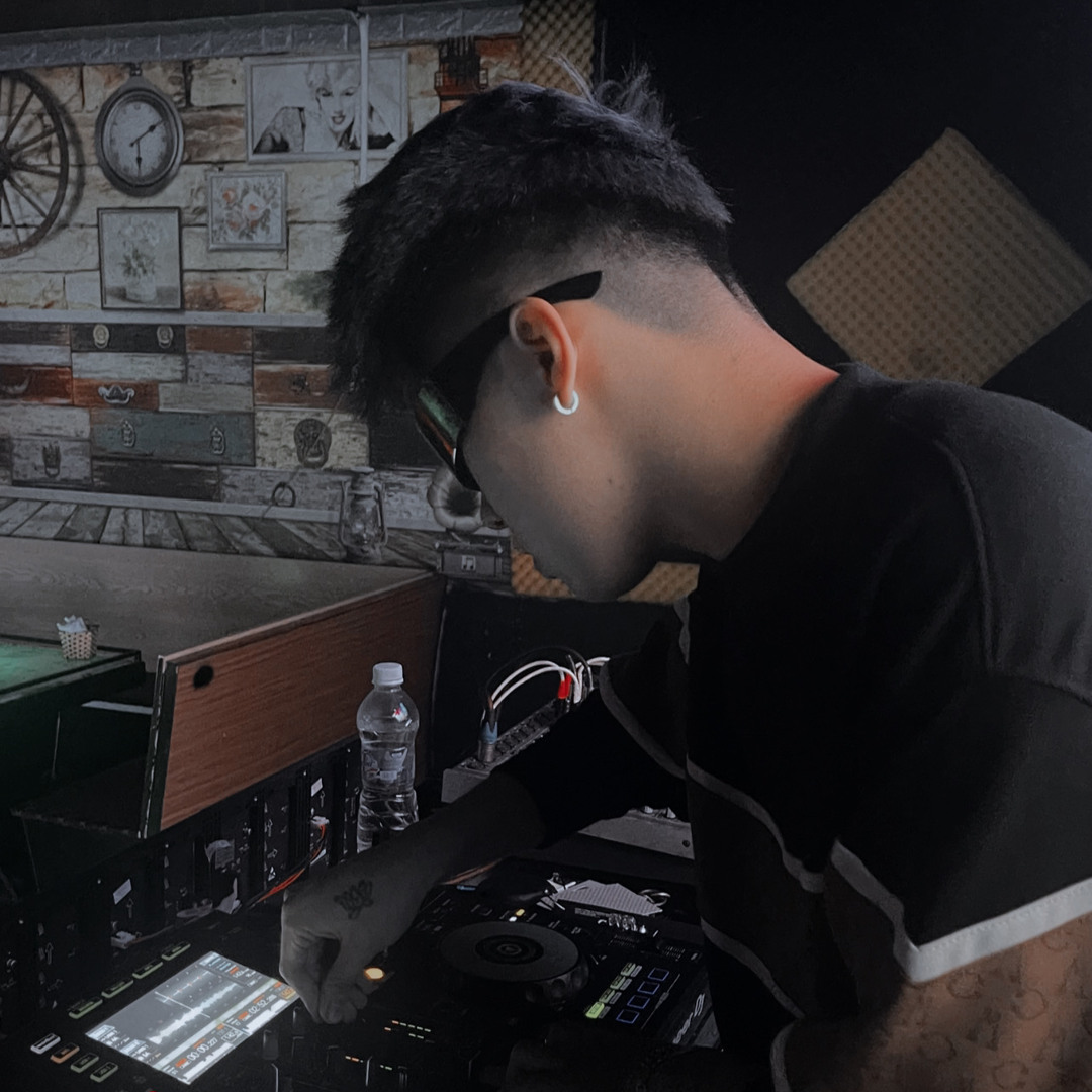 Stream SILVER HOUSE music | Listen to songs, albums, playlists for free ...