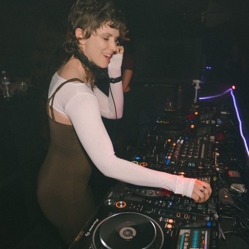 Stream Queen Lisa music | Listen to songs, albums, playlists for free ...