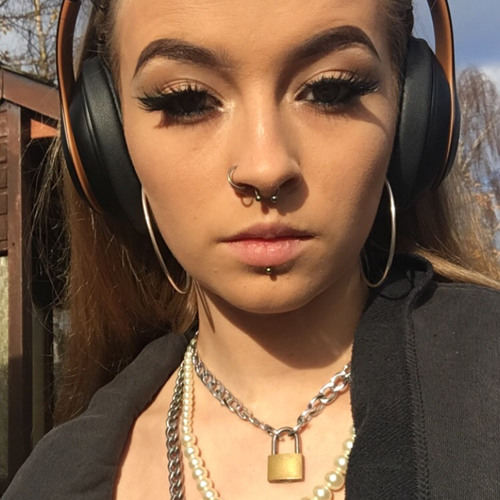 Alice Cross's Instagram, Twitter & Facebook on IDCrawl